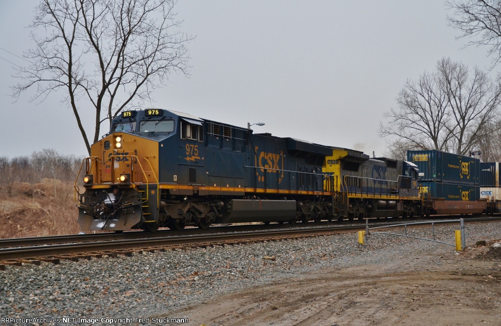 CSX 975 fronts Q016.